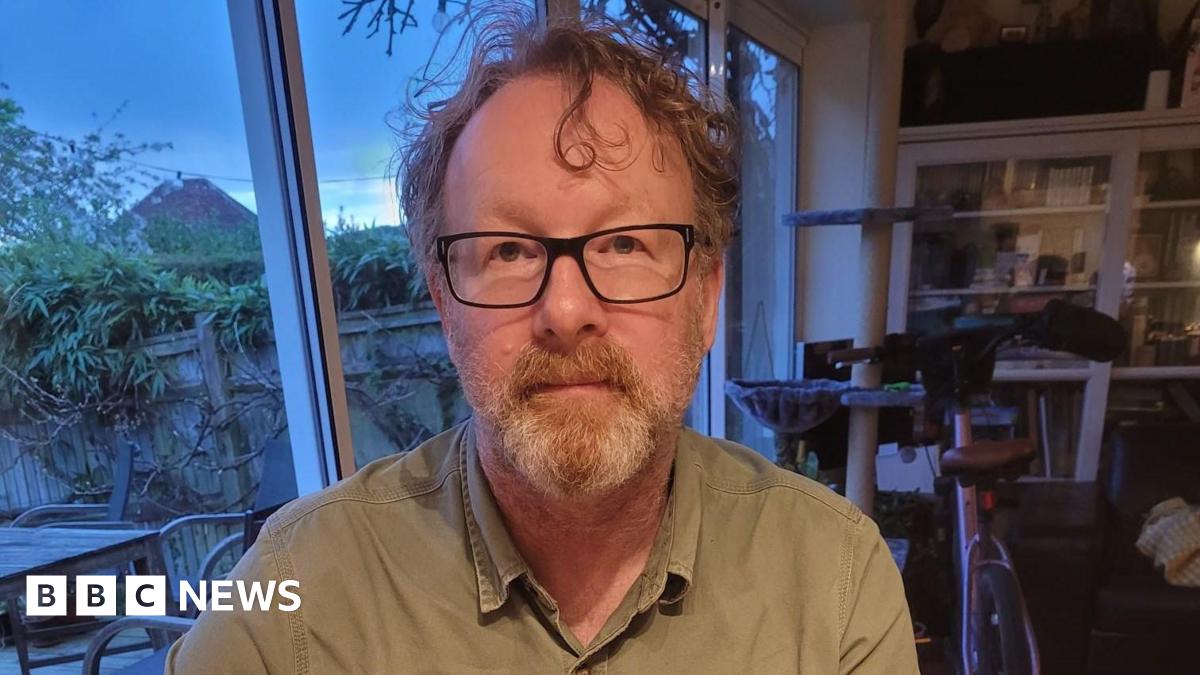 Sevenoaks dad turns old vapes into power banks for music gigs - BBC News