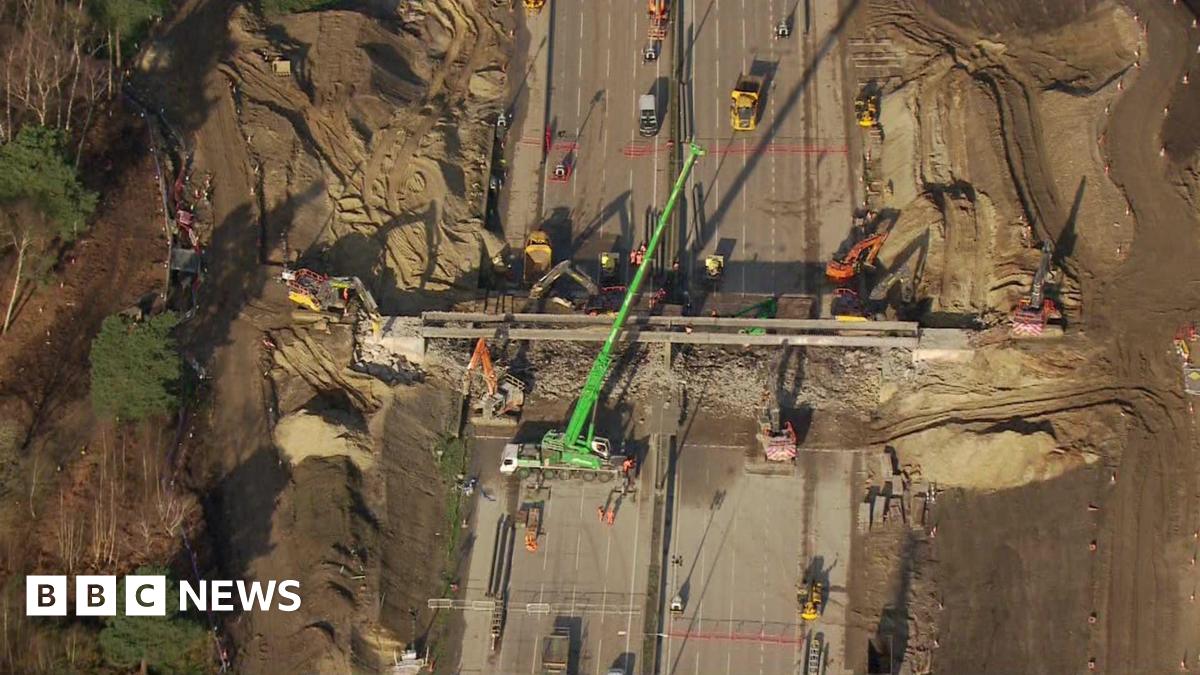 M25 works: Pictures show progress of motorway upgrade - BBC News
