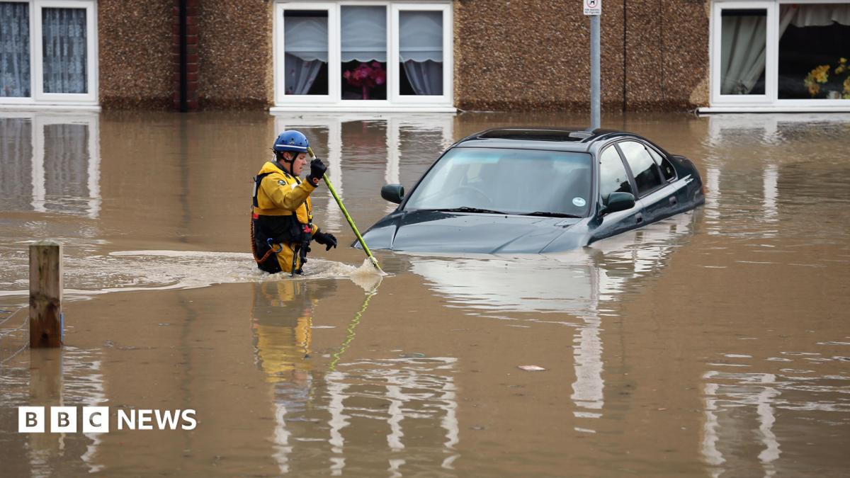 Flood warning alert sign-ups on mobile phones 'worryingly low' - BBC News