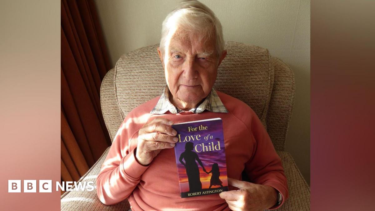 Blind Sussex author publishes first book aged 90 - BBC News