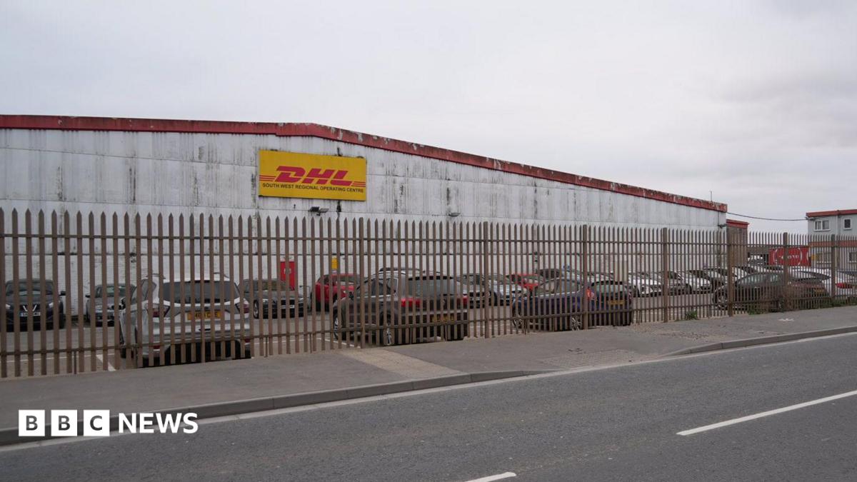 Avonmouth: B&M lorry driver killed in warehouse incident - BBC News