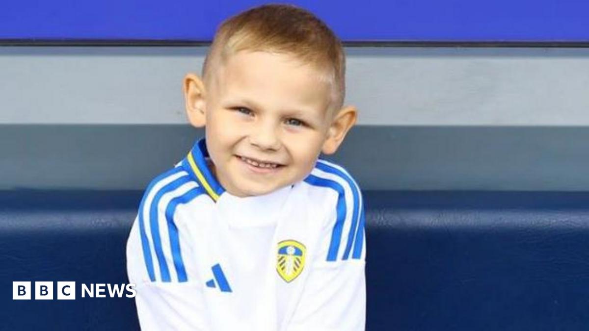 Leeds United: Minute's applause for boy, 6, who died from cancer - BBC News