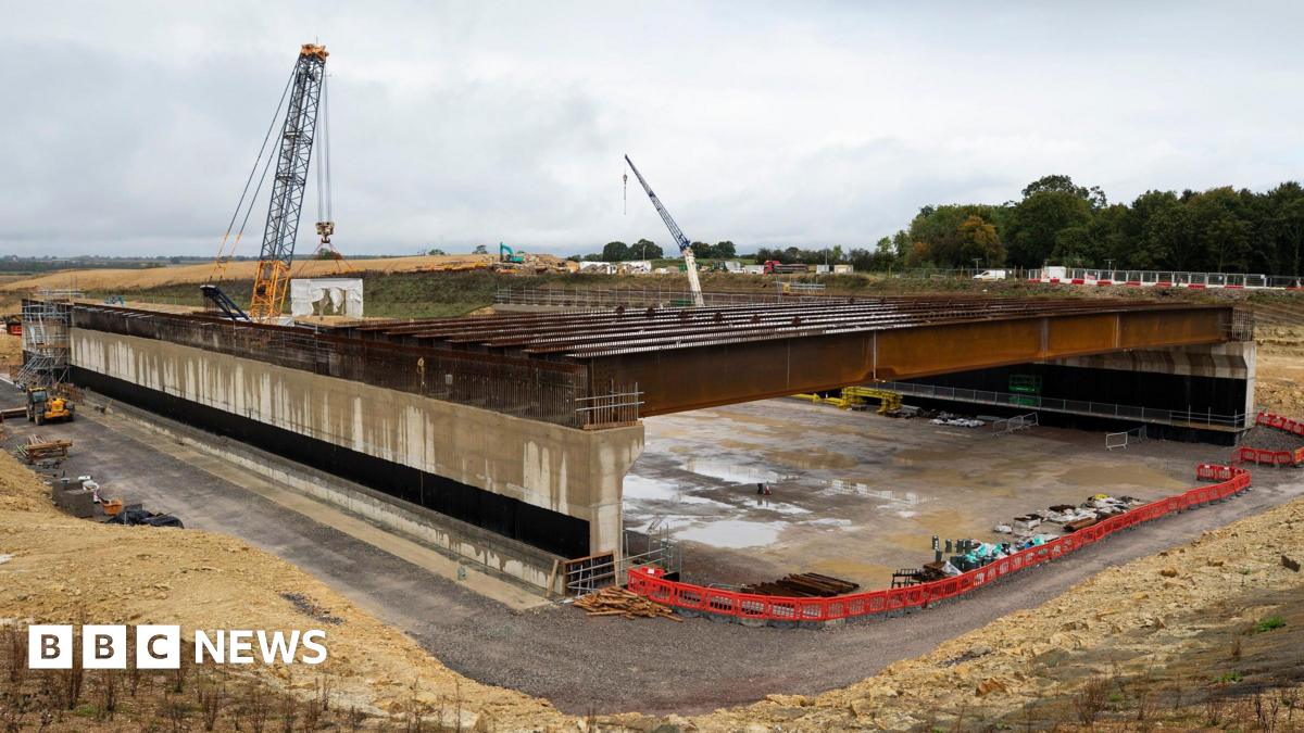 Work begins on HS2 green bridge at Turweston - BBC News