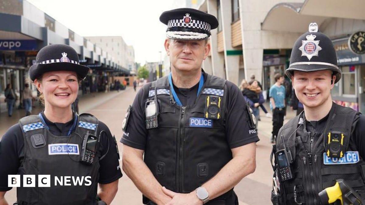 Essex Police reshuffle creates more neighbourhood officers - BBC News