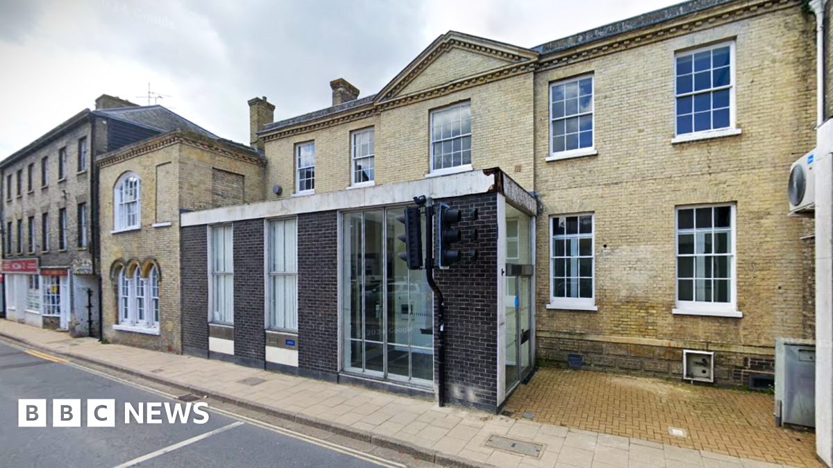'Squatter haven' former Thetford bank could become flats - BBC News