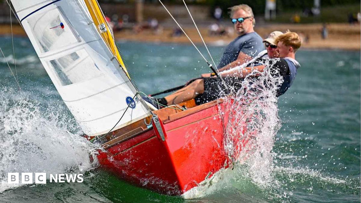 Cowes Week in pictures: Island hosts thousands for regatta - BBC News