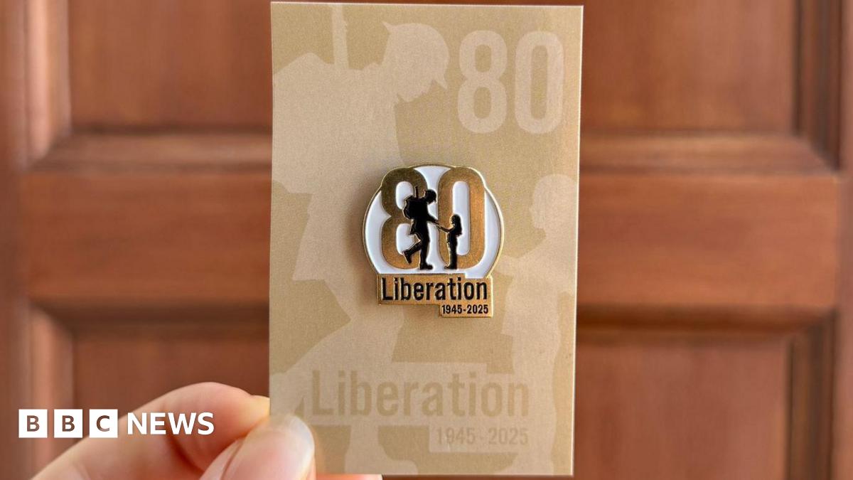 Liberation 80th badges given to Jersey primary school children - BBC News