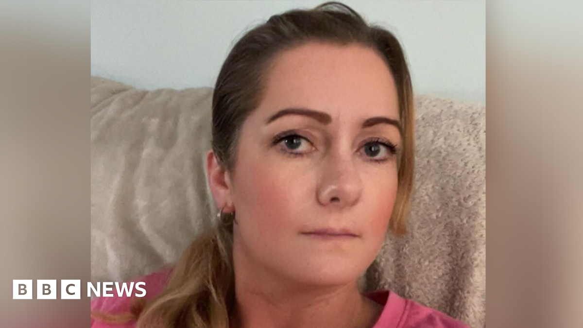 Prestatyn murder probe: Angela Shellis's family pay tribute - BBC News