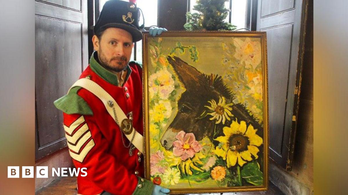 The donkey who delivered Shrewsbury's Christmas post - BBC News