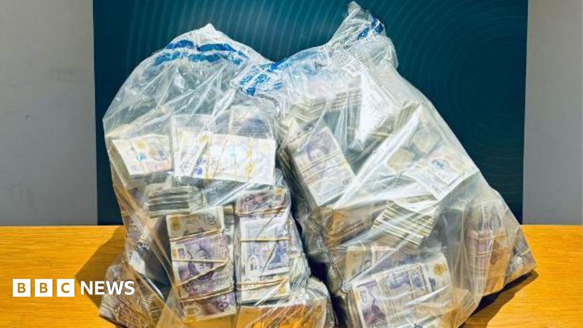 A1: Police seize £300k in cash following vehicle pursuit - BBC News