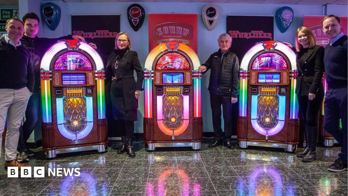 The Leeds factory bringing back Wurlitzer jukeboxes - BBC News