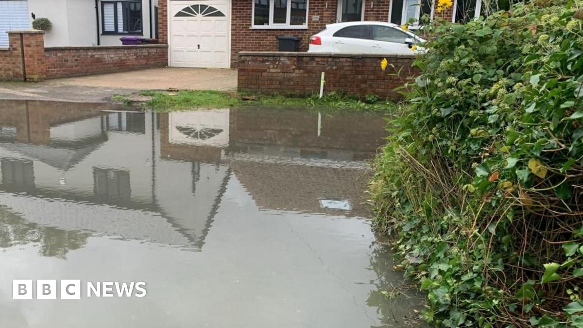 Hitchin flood victims 'just left' as water rises again - BBC News