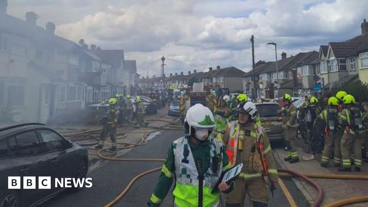Dagenham: Six terraced houses damaged in fire - BBC News