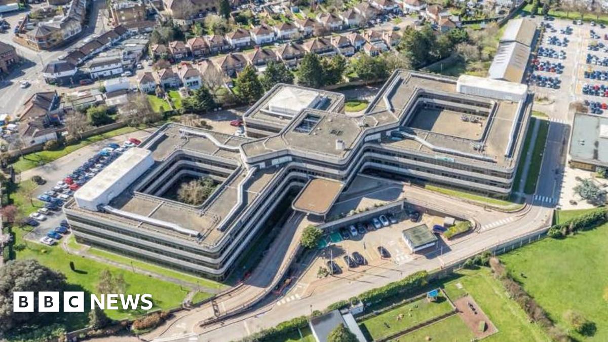 Hersham plans revealed for new 280-home neighbourhood in Surrey - BBC News