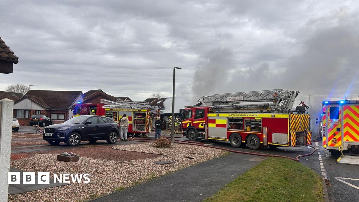 Women rescued after fire breaks out in garage in Dumfries - BBC News