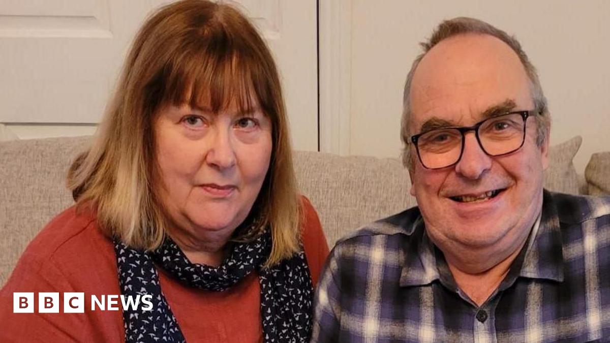 Post Office: Ex-sub-postmaster Dewi Lewis has conviction quashed - BBC News