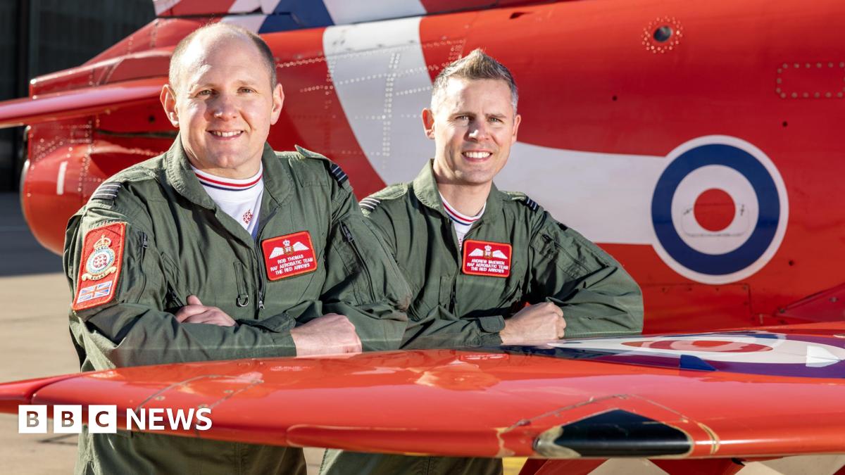Meet the Red Arrows' new pilots - BBC News