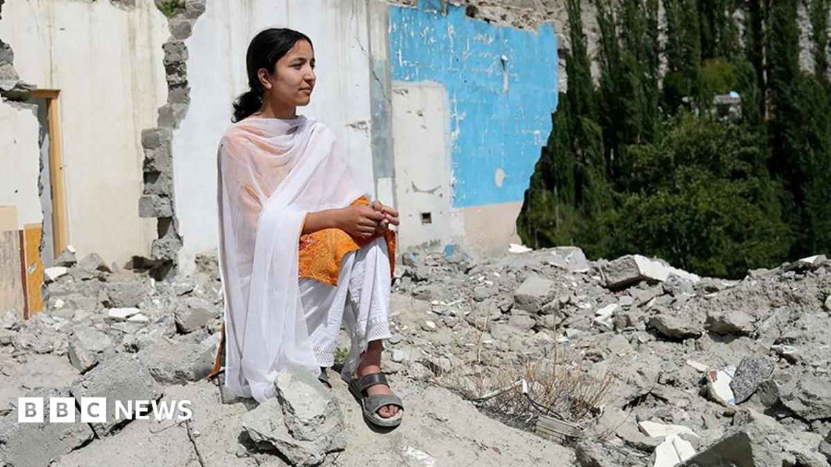 How Pakistan's melting glaciers destroy mountain villages - BBC News