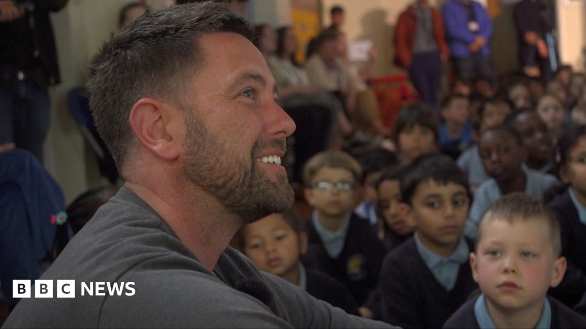 Oxford United manager Des Buckingham returns to former school - BBC News