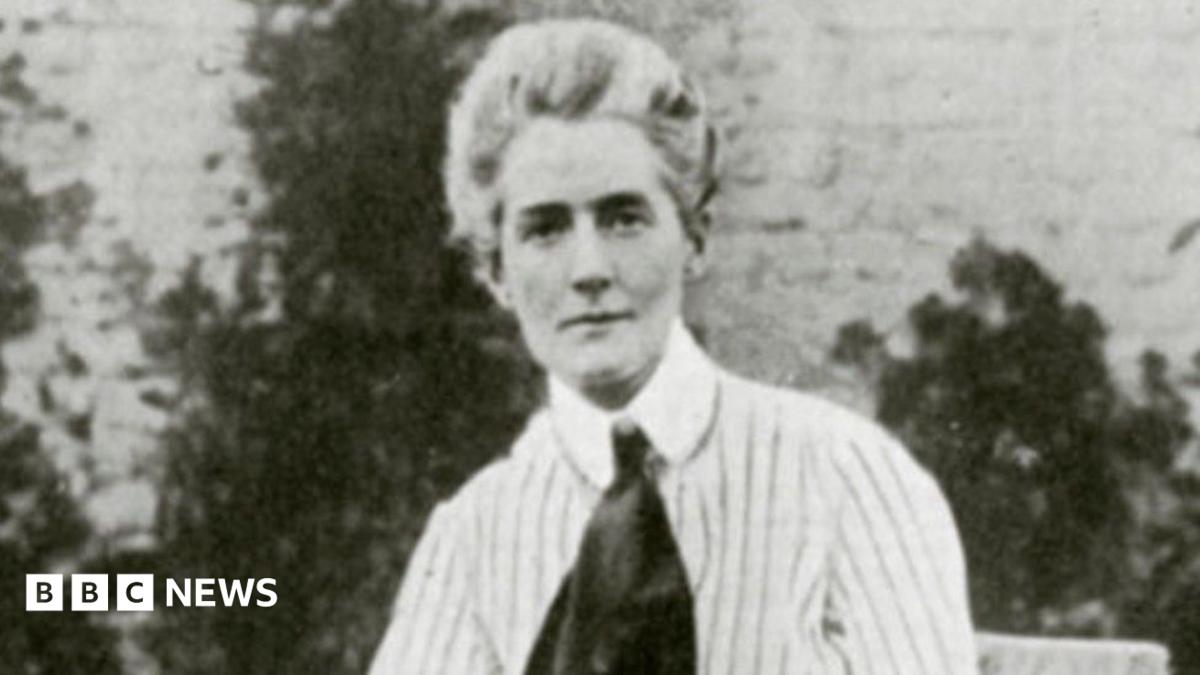 Postcard sent by Norfolk war heroine Edith Cavell up for auction - BBC News
