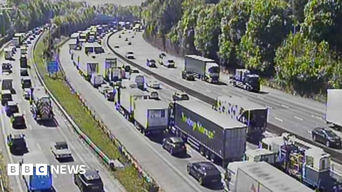 M25 closed anticlockwise after lorries crash - BBC News
