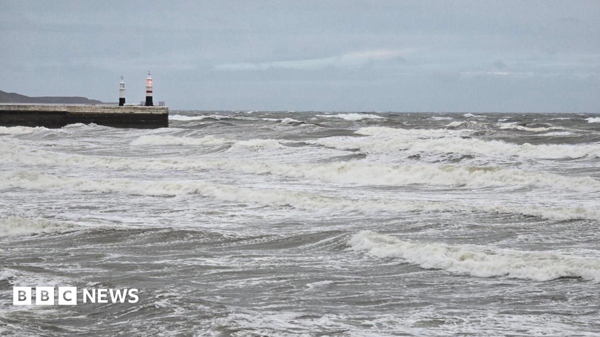 Isle of Man braces for gale force winds and heavy rain - BBC News