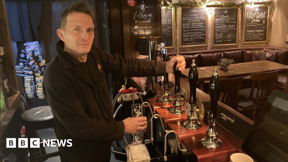 Devon pub offers free Christmas lunch to lonely locals - BBC News