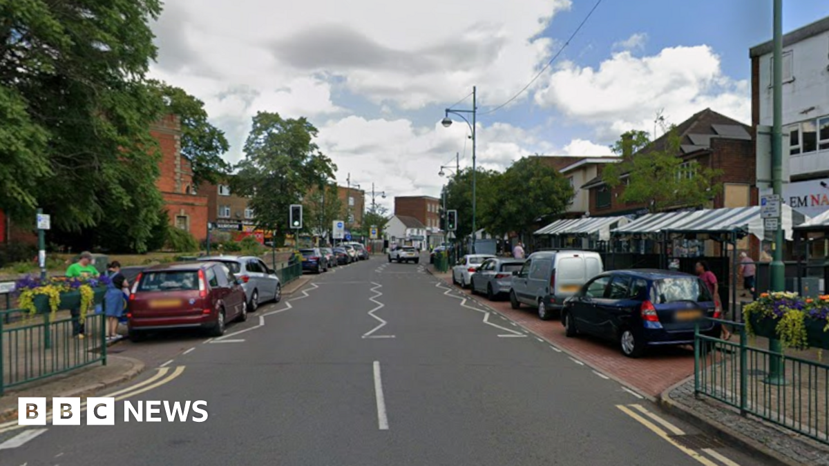 Free festive parking to start in Wednesfield - BBC News