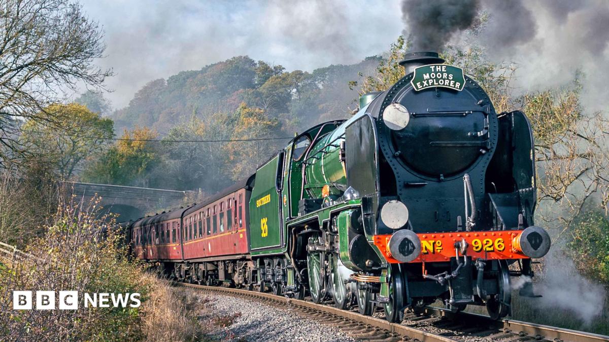 Historic locomotive No. 926 Repton to star at Swanage steam gala - BBC News