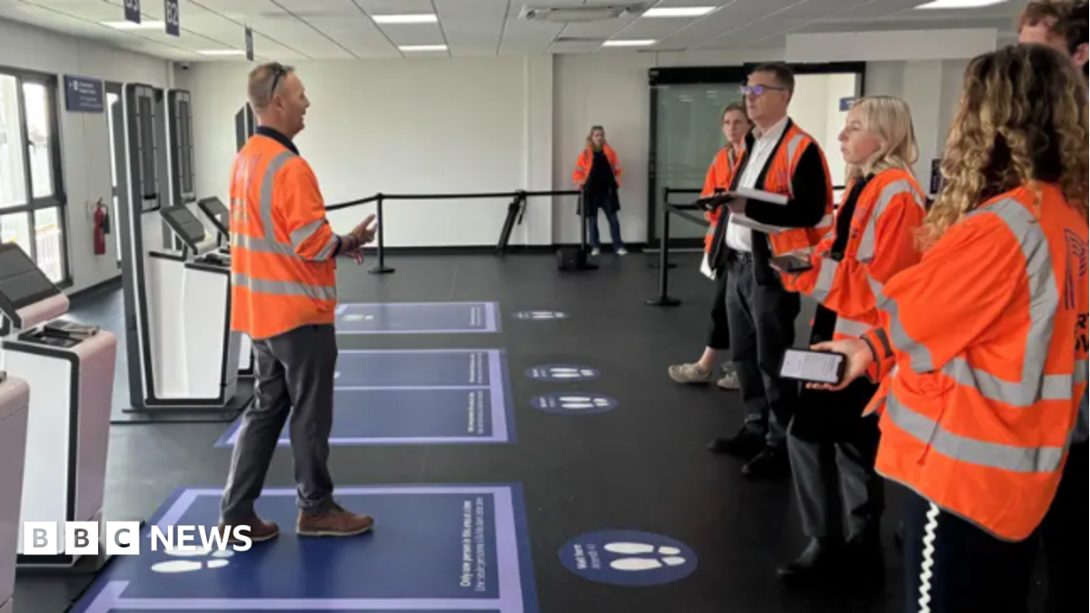 New Entry/Exit System for tourist traffic at Dover port paused - BBC News