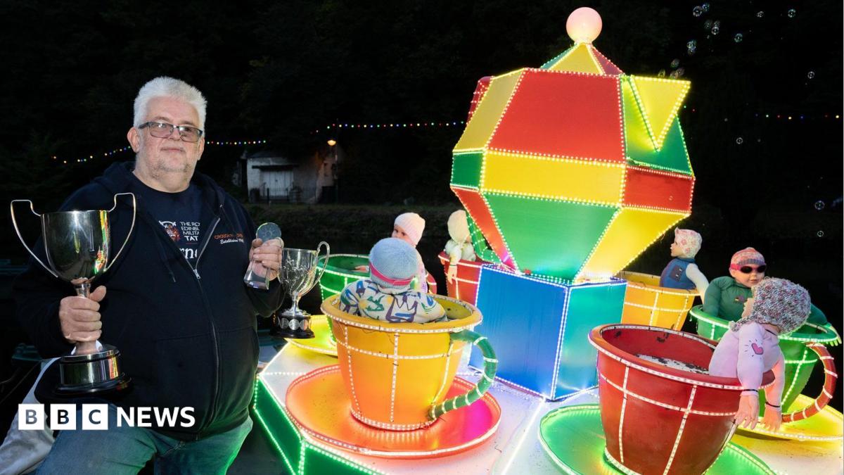 Spectators crown winning boat at annual Matlock illuminations - BBC News