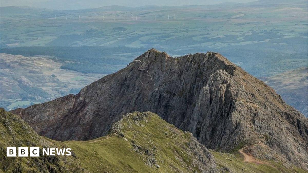 Man, 36, dies after fall from Crib Goch mountain ridge in Eryri - BBC News