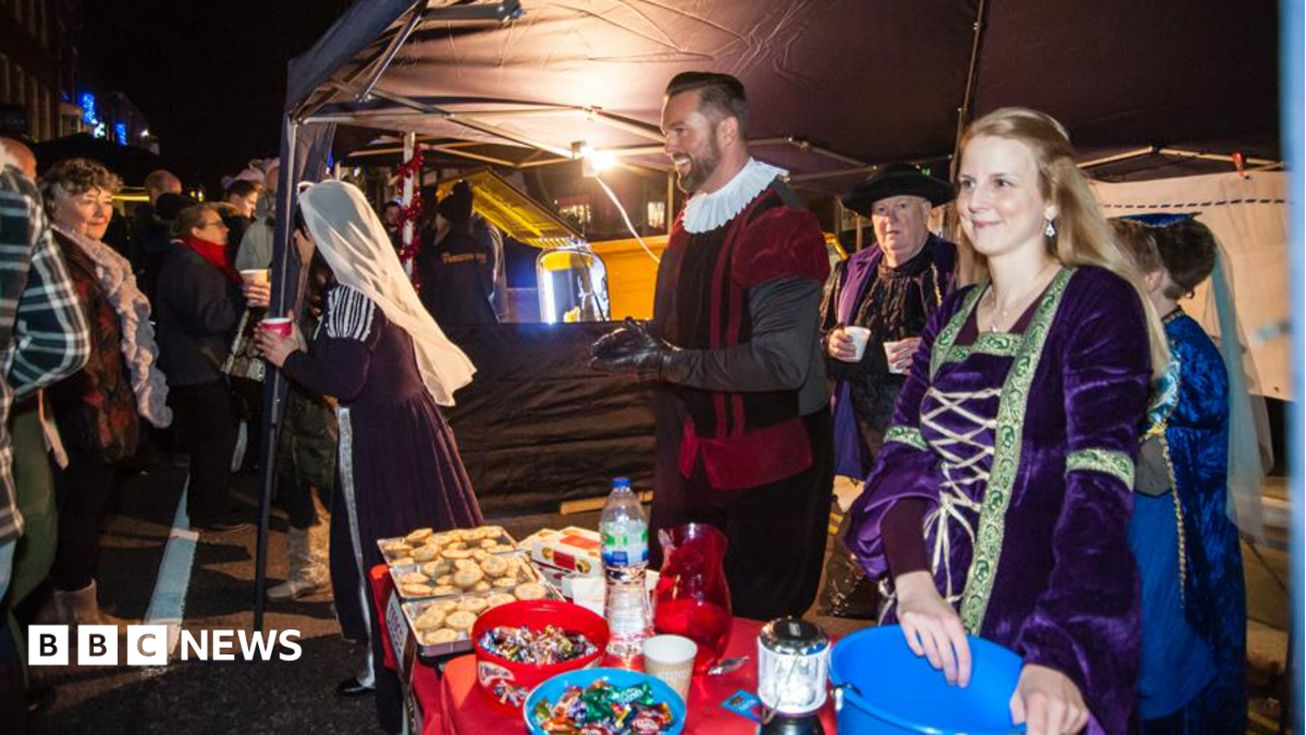 Maldon Christmas fair cancelled and replaced by lights switch-on - BBC News