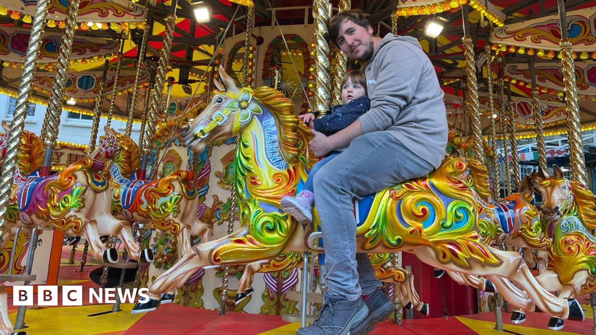 Oxford's St Giles' Fair celebrates 400th year - BBC News
