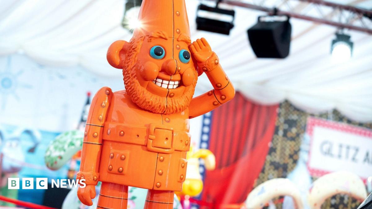 Headlines: 'Gromit Unleashed auction' and 'bike thefts' - BBC News