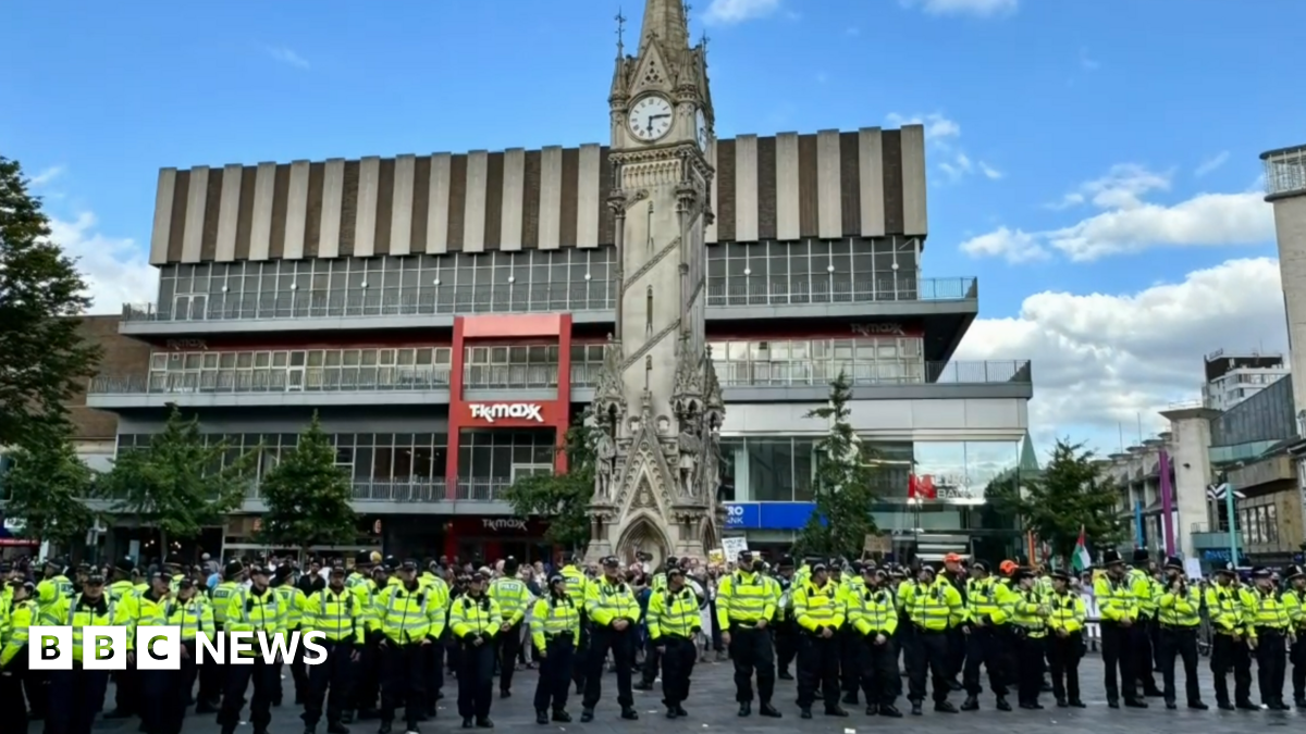 Dispersal order in Leicester after city centre protests - BBC News