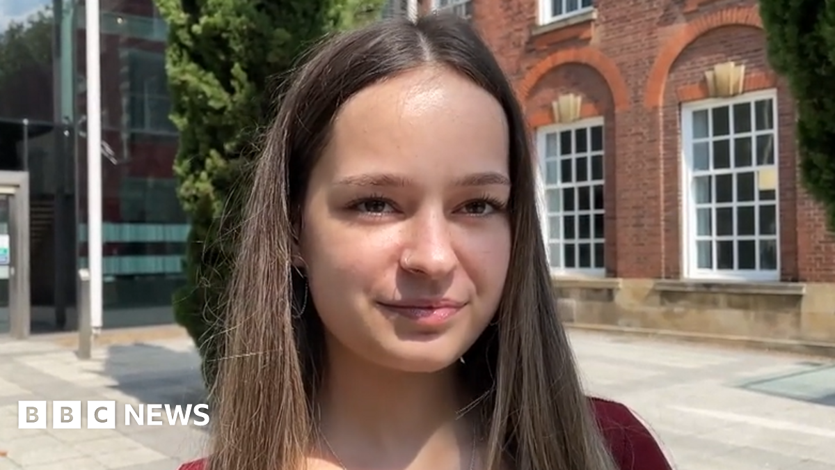 Hull teenagers offer view on lowering of voting age - BBC News