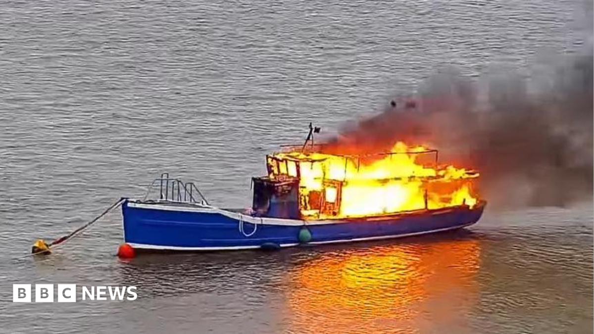 Fire destroys 'historic' wooden ferry near Starcross - BBC News