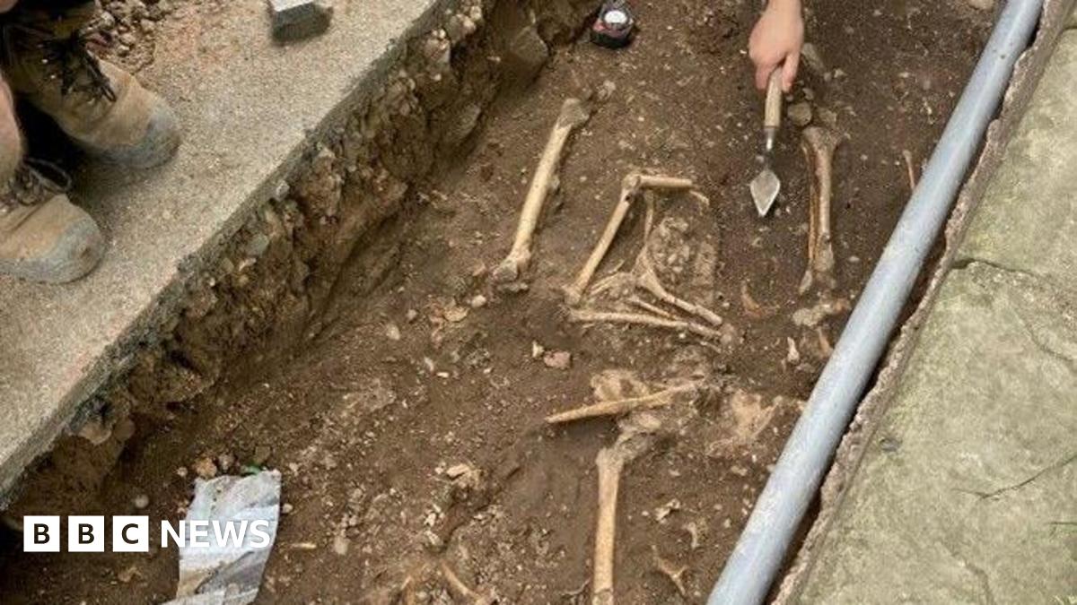 Archaeological dig uncovers history of Worcester Cathedral - BBC News