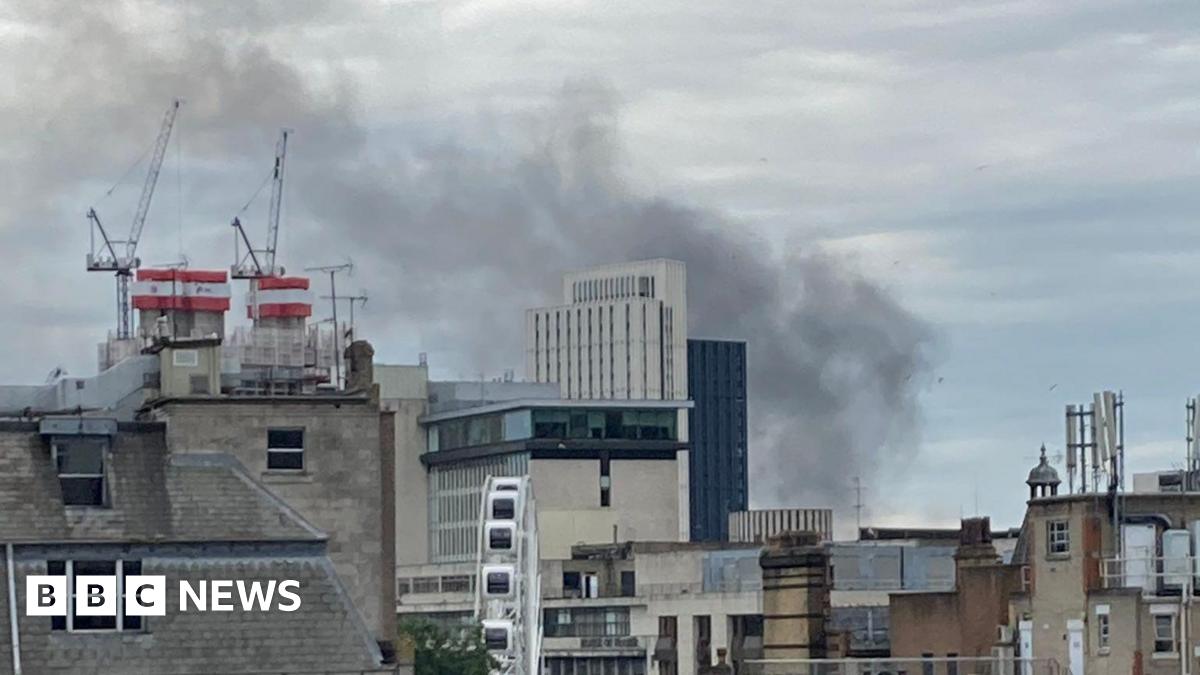 Multi-vehicle fire spreads to Birmingham office building - BBC News