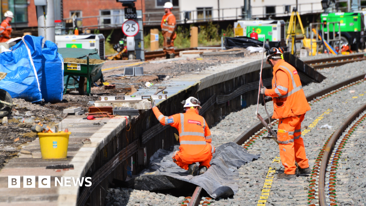 Bristol Temple Meads rail upgrade reaches halfway point - BBC News