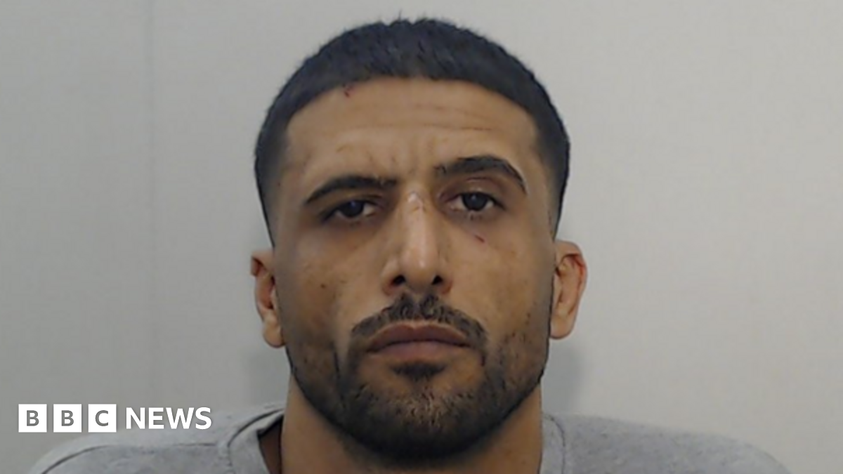 Manchester: Men jailed after man stabbed and pushed in canal - BBC News