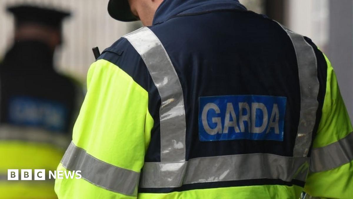Dublin shooting: Man dies in Ronanstown attack - BBC News