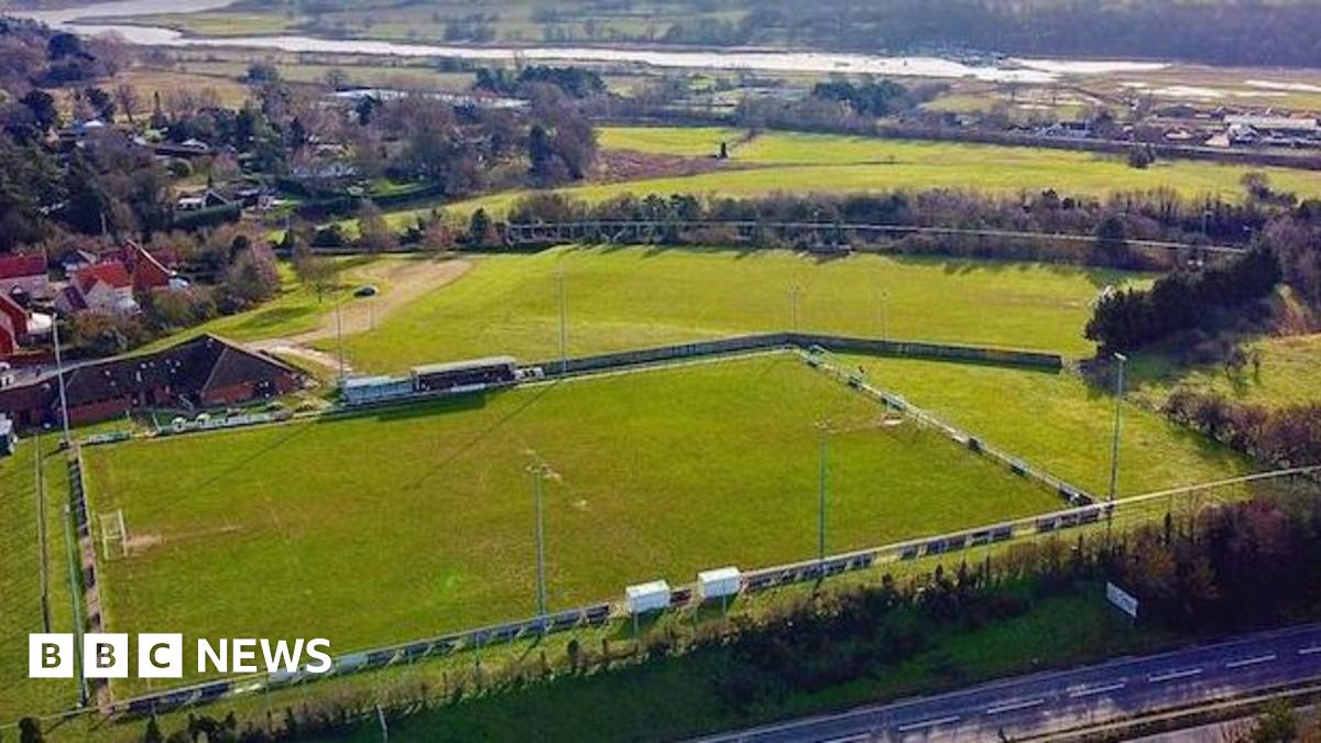 Woodbridge Town FC club secures 25-year lease at Nottcutts Park - BBC News