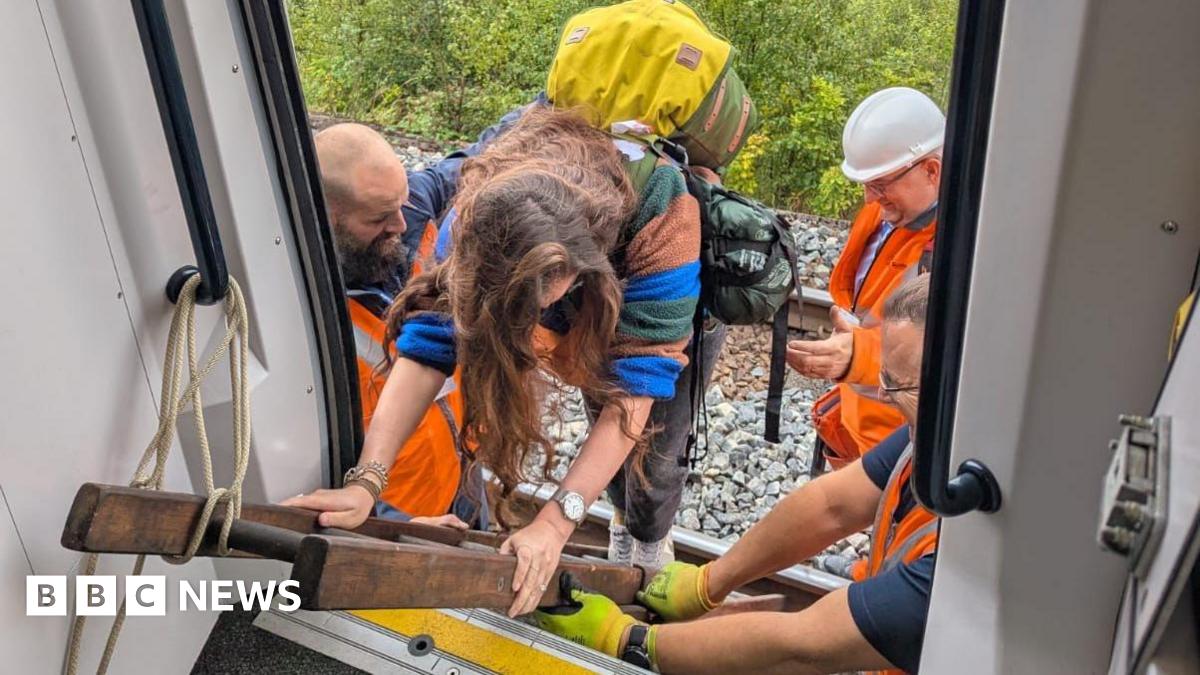 Gleneagles "Forty passengers evacuated after train fills with smoke" (01/08) | RailUK Forums