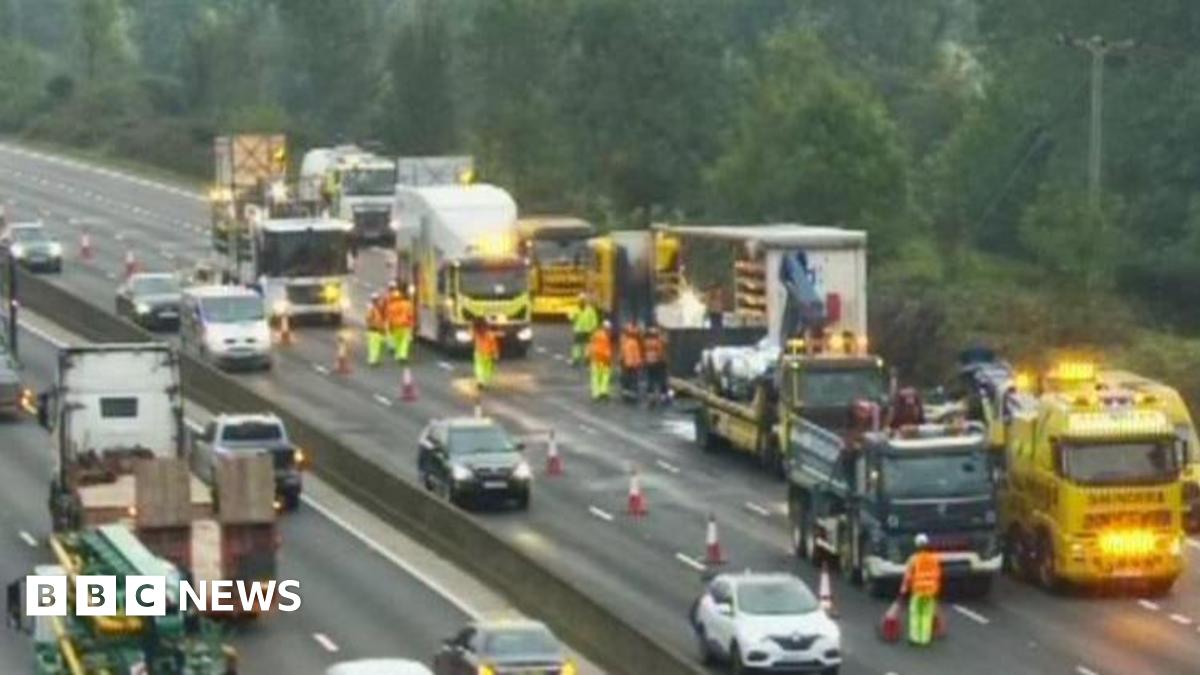 M25: Eleven miles of traffic following "serious" lorry fire - BBC News