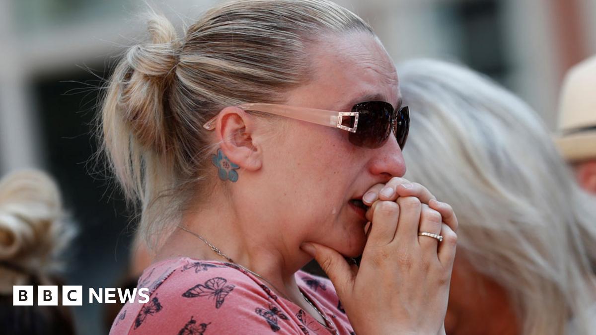 Don't Look Back in Anger sings Manchester - BBC News