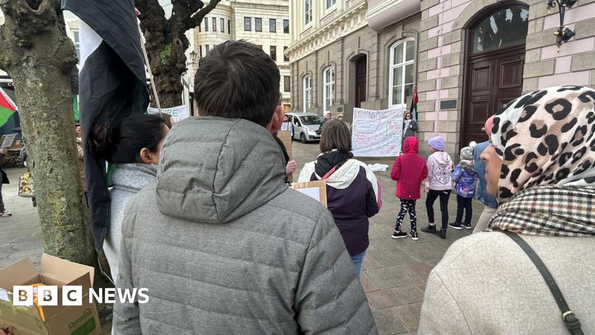 Jersey people gather in support of Gaza ceasefire - BBC News