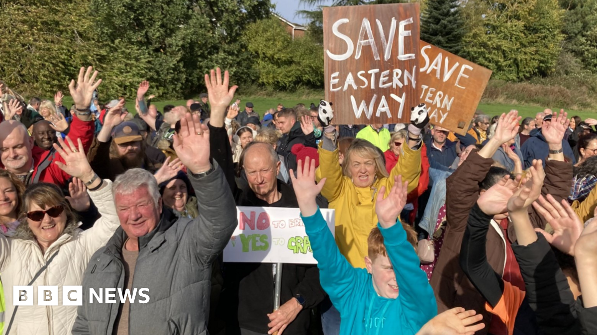 Daventry protesters gather over playing field sell-off plan - BBC News