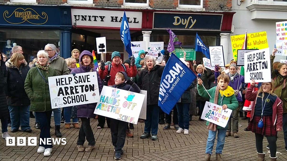 Isle of Wight: Protests against plans to close five schools - BBC News